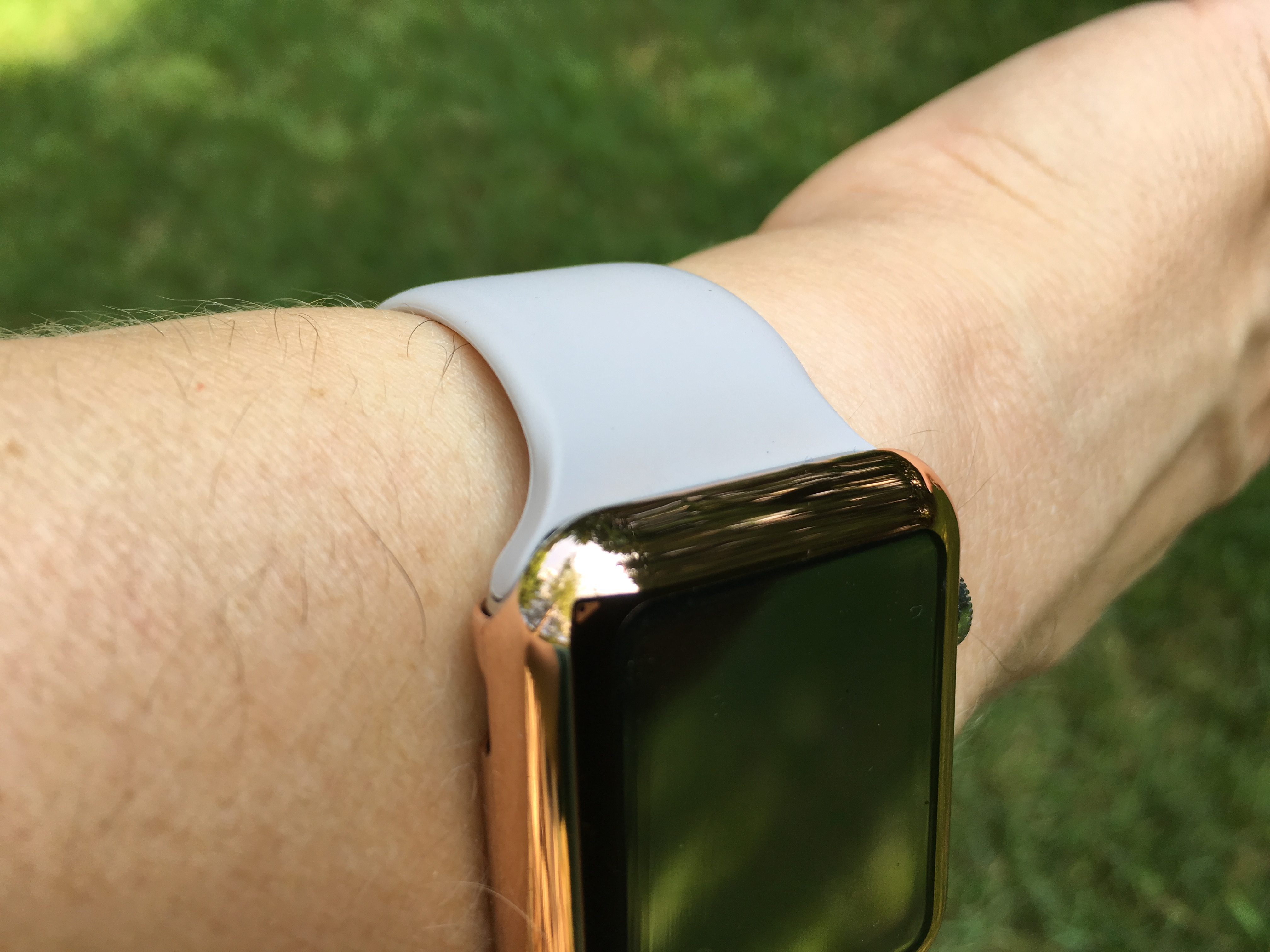 This Apple Watch Case Changes The Color And Protects Your Watch 